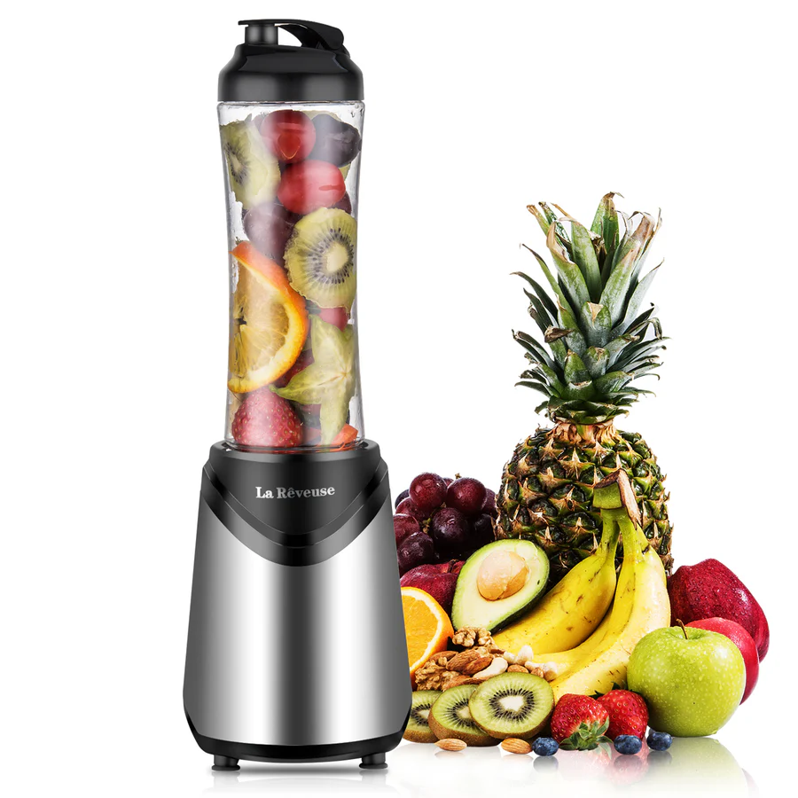 The La Reveuse personal blender with drinks prepared nearby.